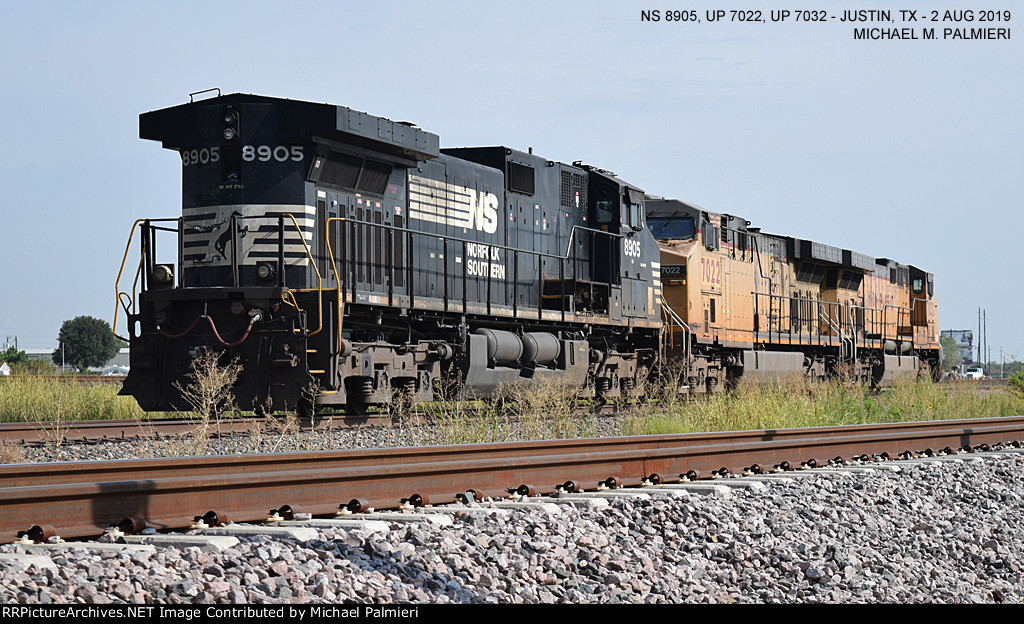 NS 8905 with UP 7022 and 7032